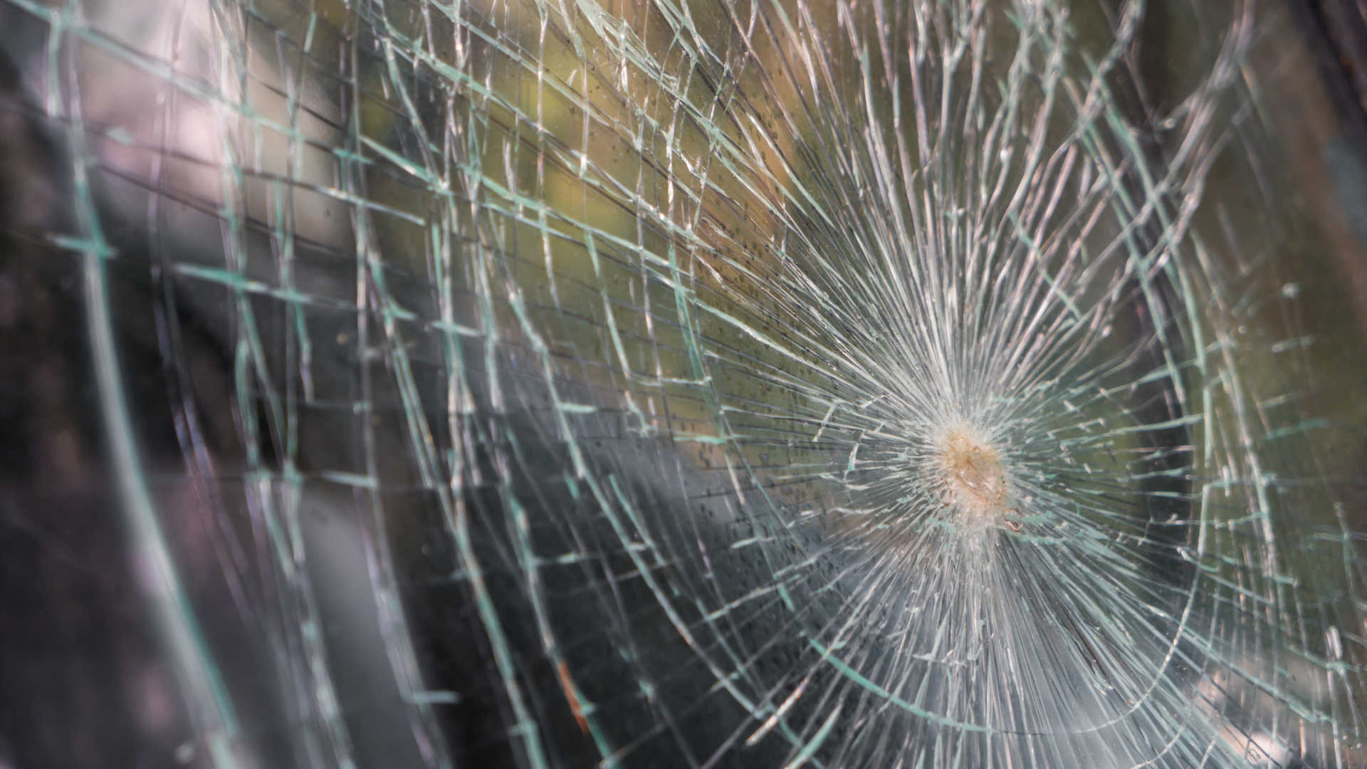 Uszkodzona szyba - kiedy należy ją wymienić?